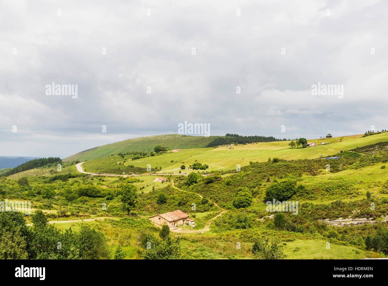 Landscape of mountains and meadows with several farms in Cantabria ...