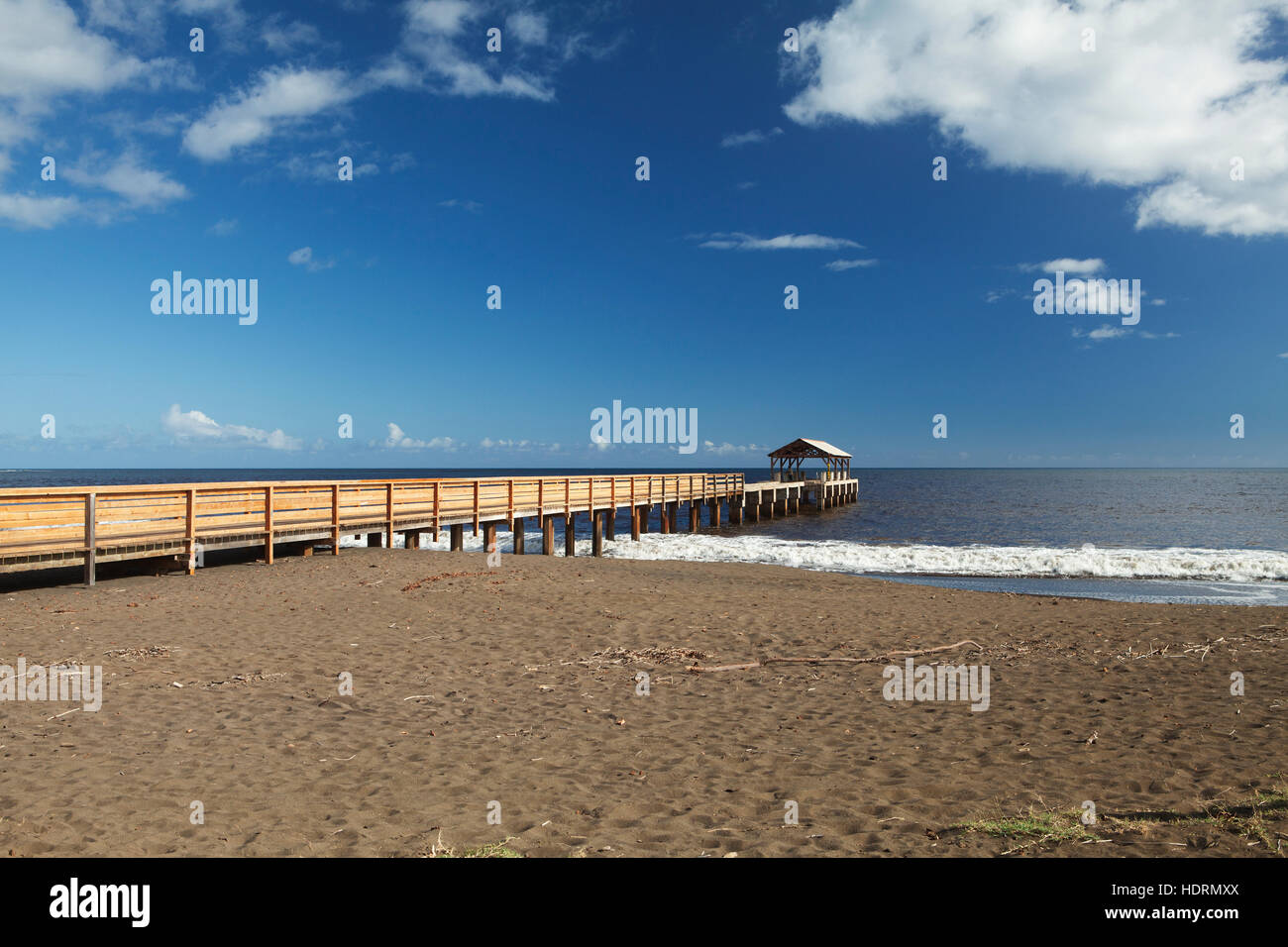 Fishing pier hawaii hi-res stock photography and images - Alamy