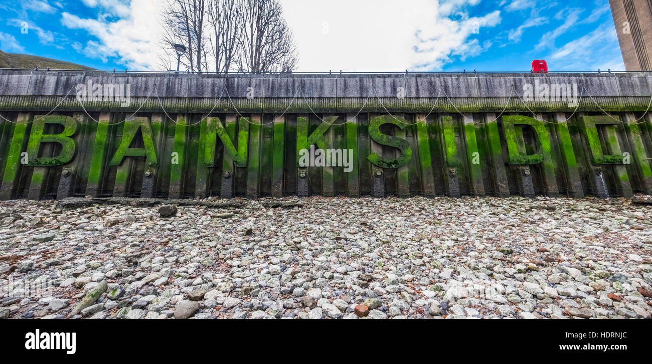 London river thames wall concrete hi-res stock photography and images ...