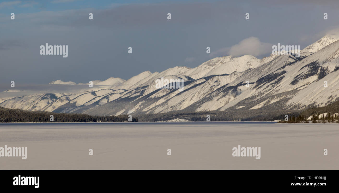 Muncho lake provincial park hi-res stock photography and images - Alamy