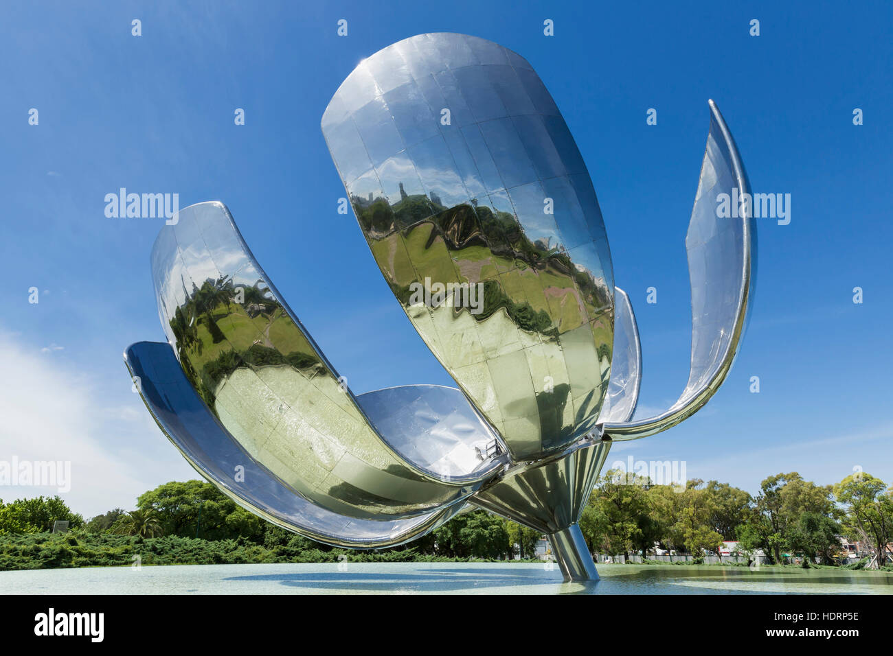 Floralis Generica by Eduardo Catalano next to Law Faculty of University ...