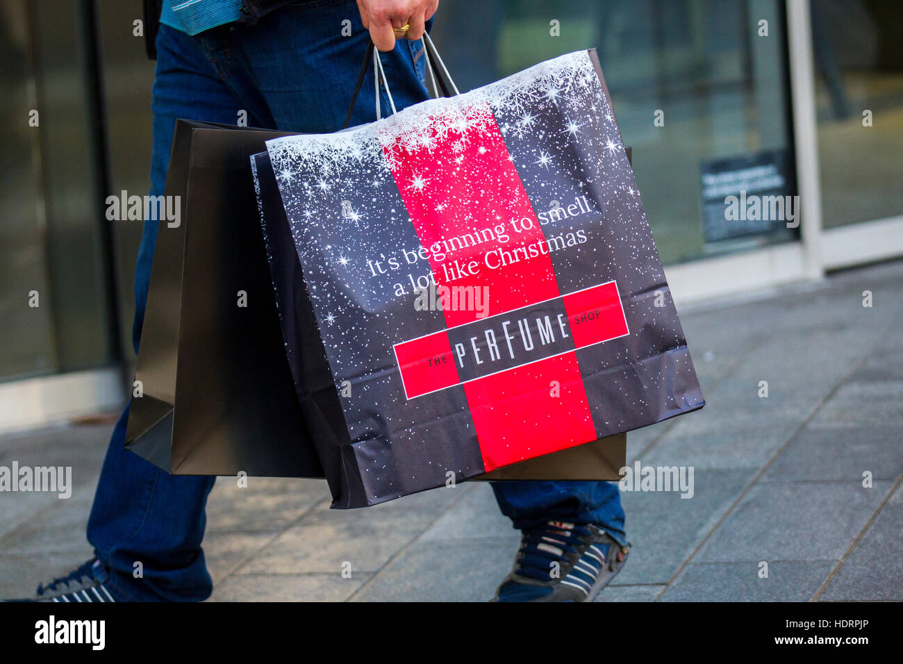 Uk shoppers perfume hi-res stock photography and images - Alamy