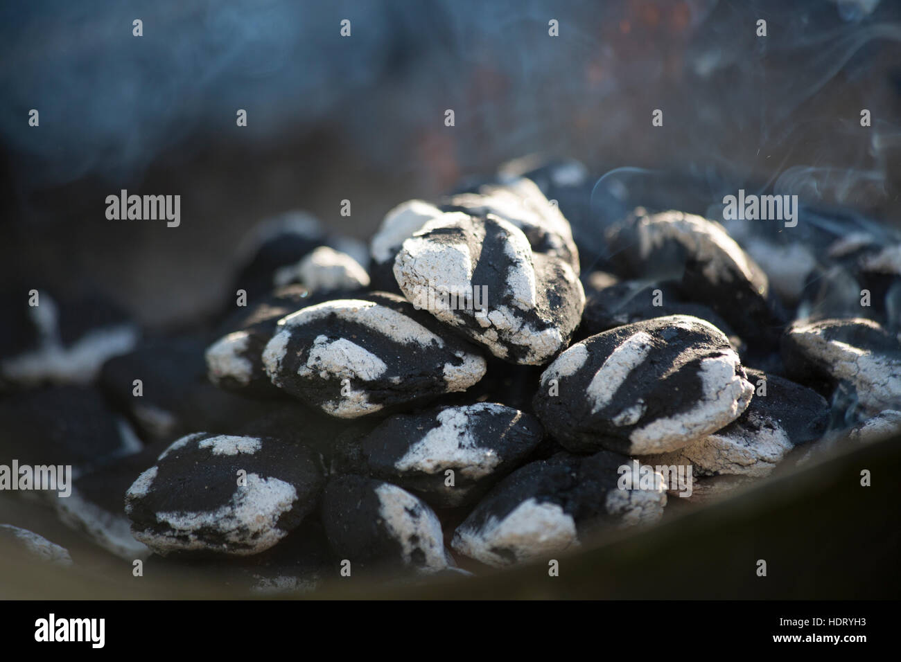 Small round charcoal grill hi-res stock photography and images - Alamy