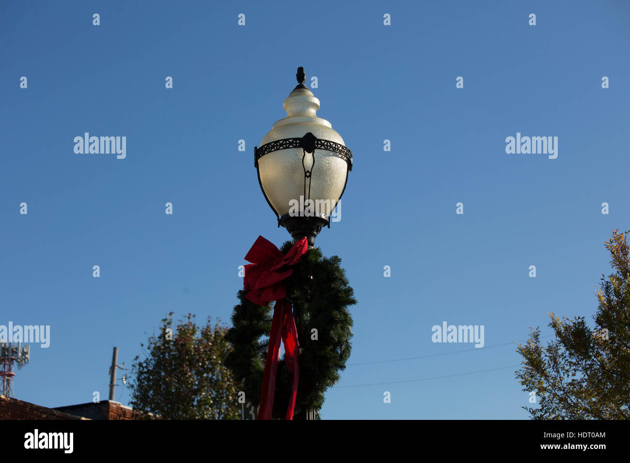 Christmas wreath on a lamp pole Stock Photo - Alamy