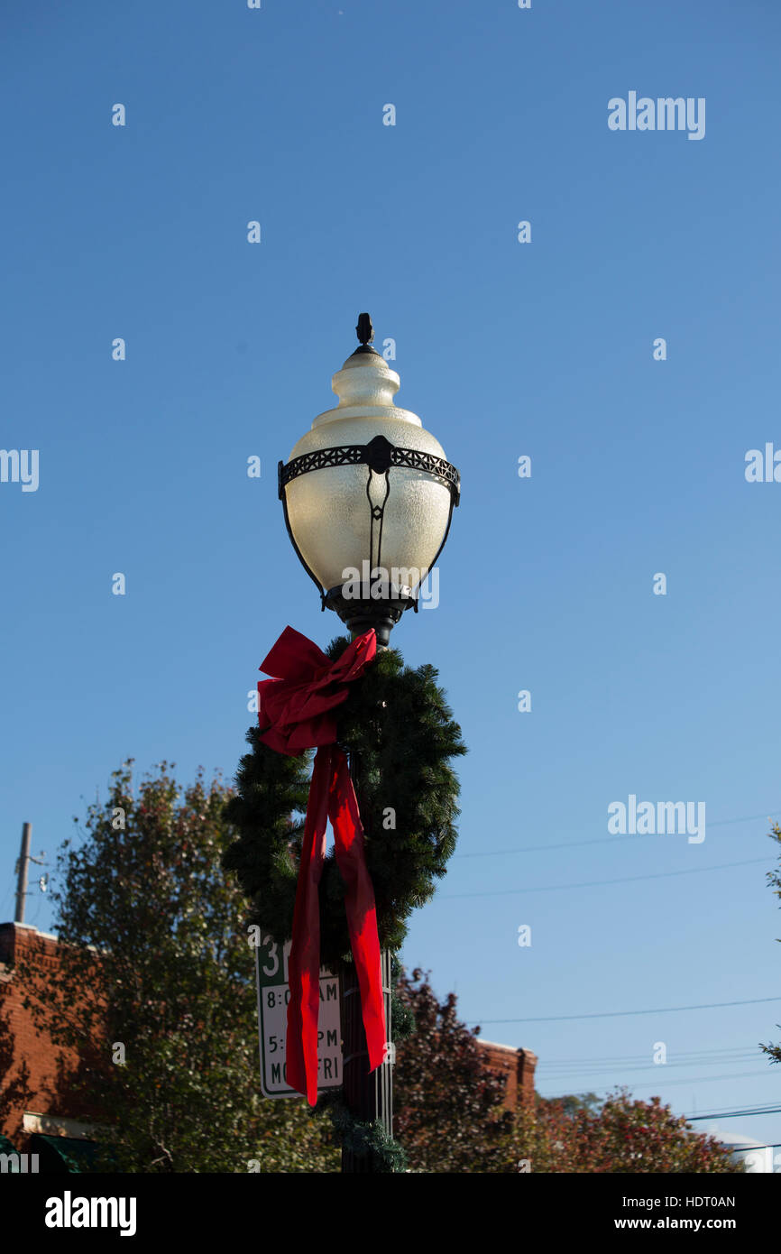 Christmas wreath on a lamp pole Stock Photo - Alamy