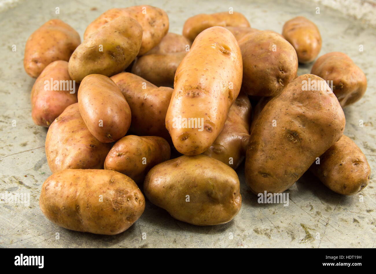 washed small and uncooked potatoes close up Stock Photo - Alamy