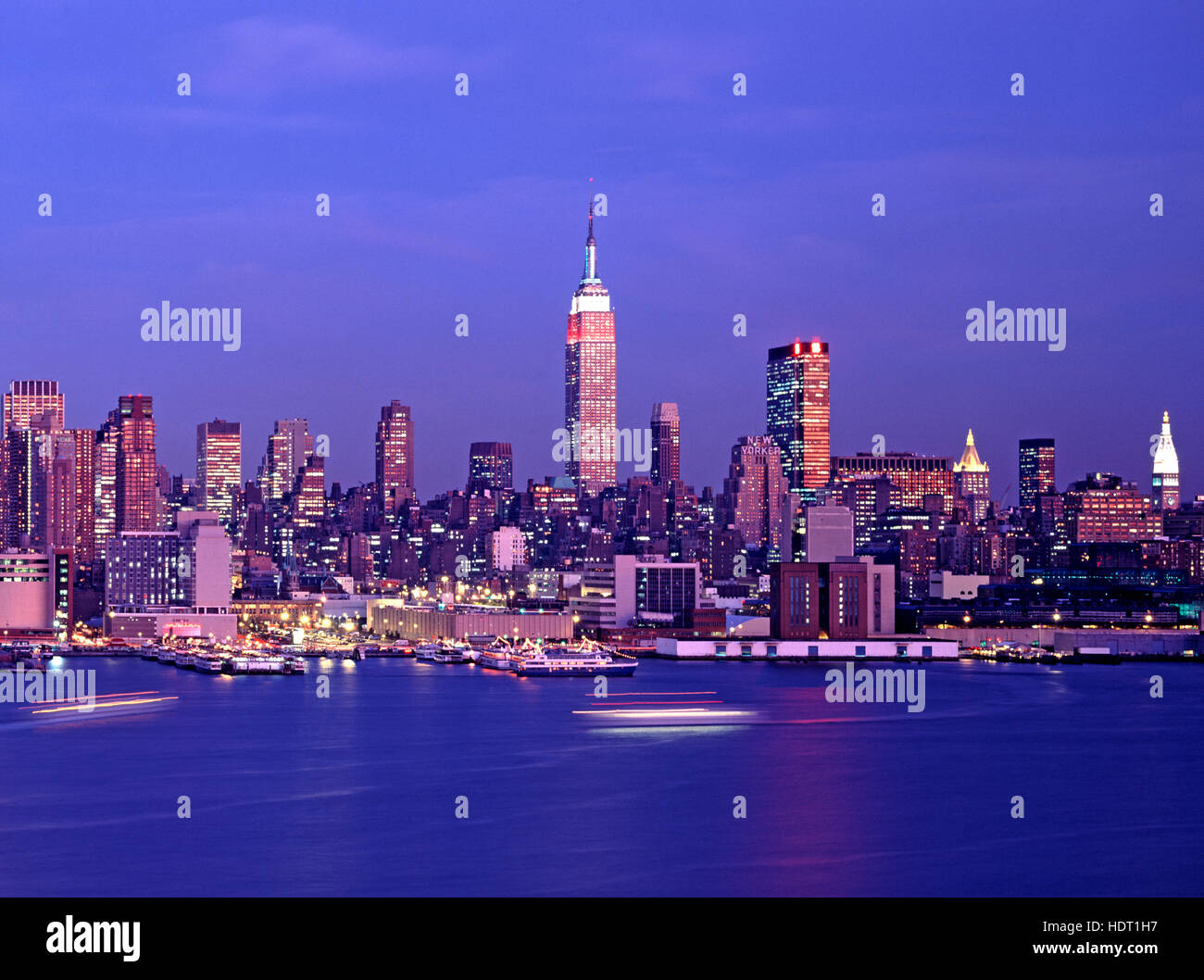 Manhattan skyline dusk skyscrapers hi-res stock photography and images ...