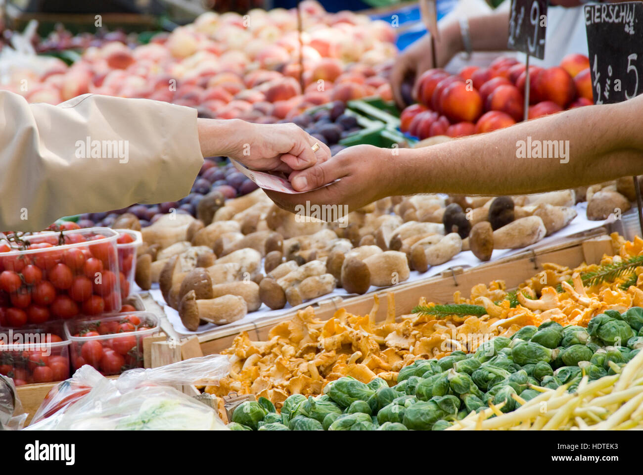 Paying photos hi-res stock photography and images - Alamy