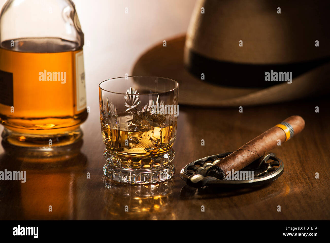 Cigar and whiskey hi-res stock photography and images - Alamy