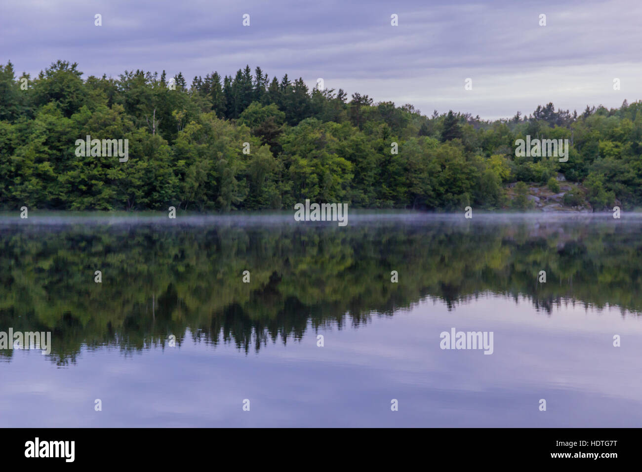 Reflections in a lake hi-res stock photography and images - Alamy