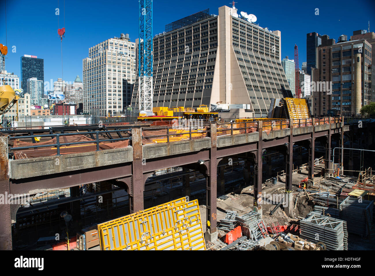 New York City buildings under construction next to the High Line Stock ...