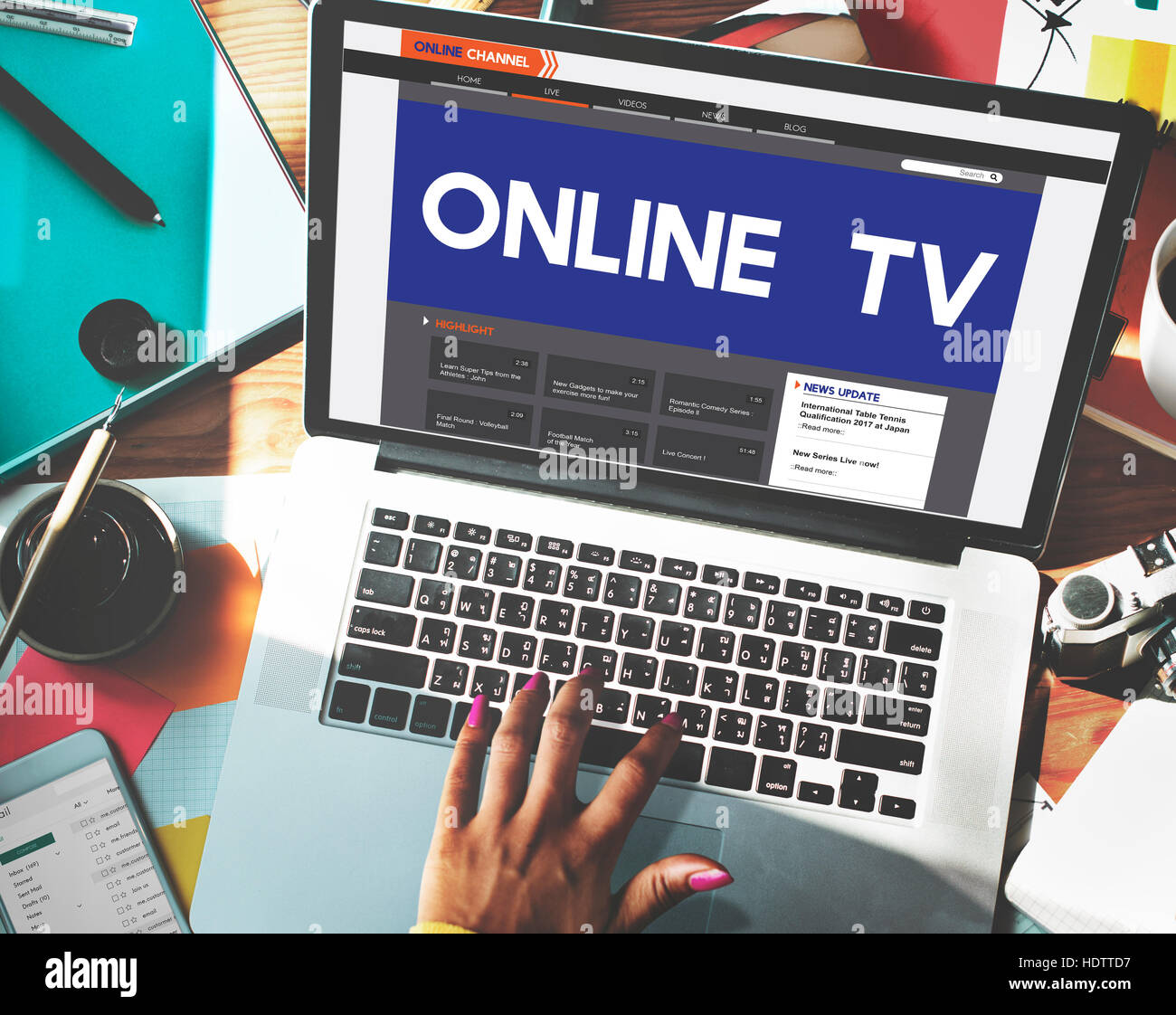 Using online newspapers hi-res stock photography and images - Alamy