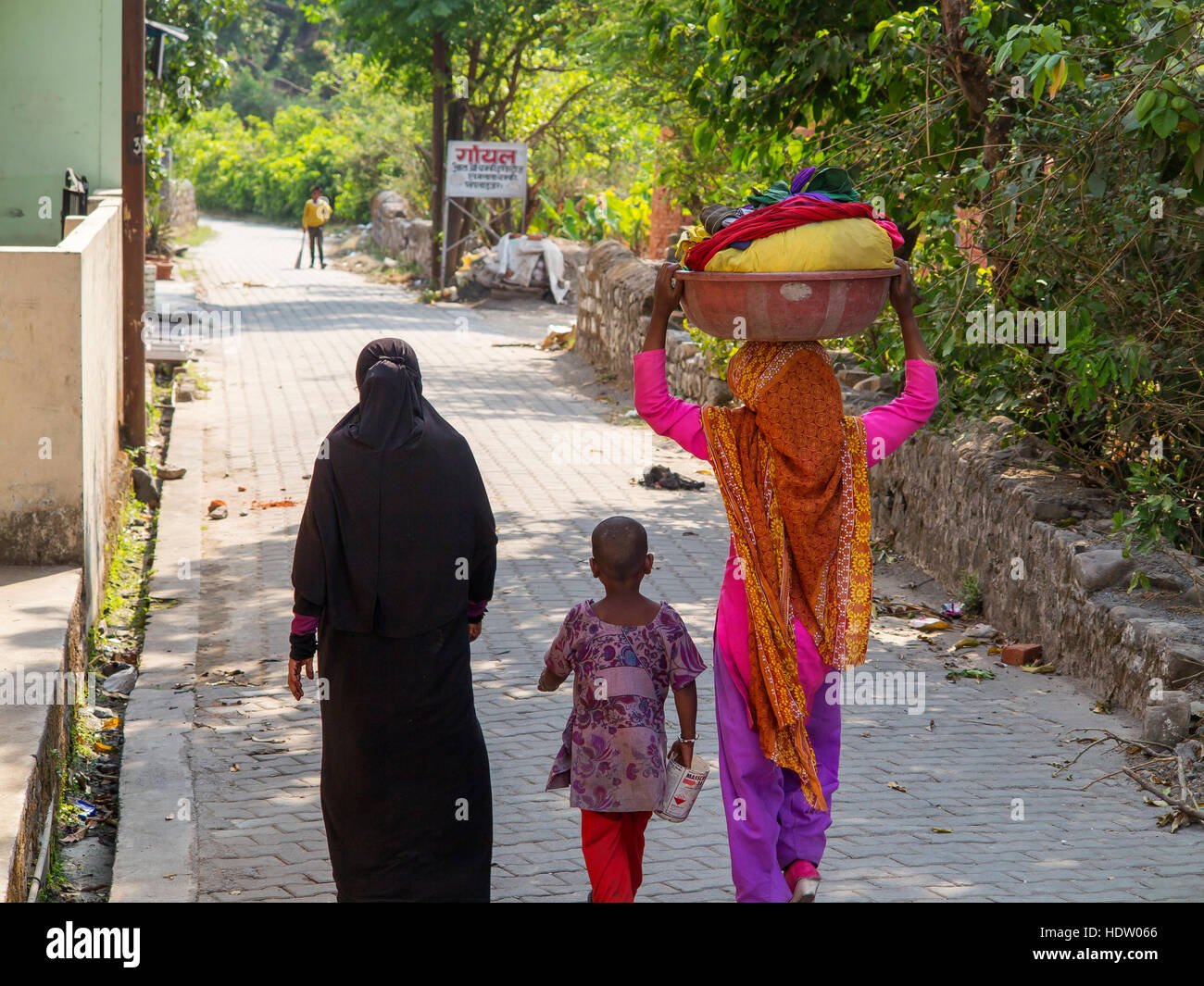 Saris hi-res stock photography and images - Alamy