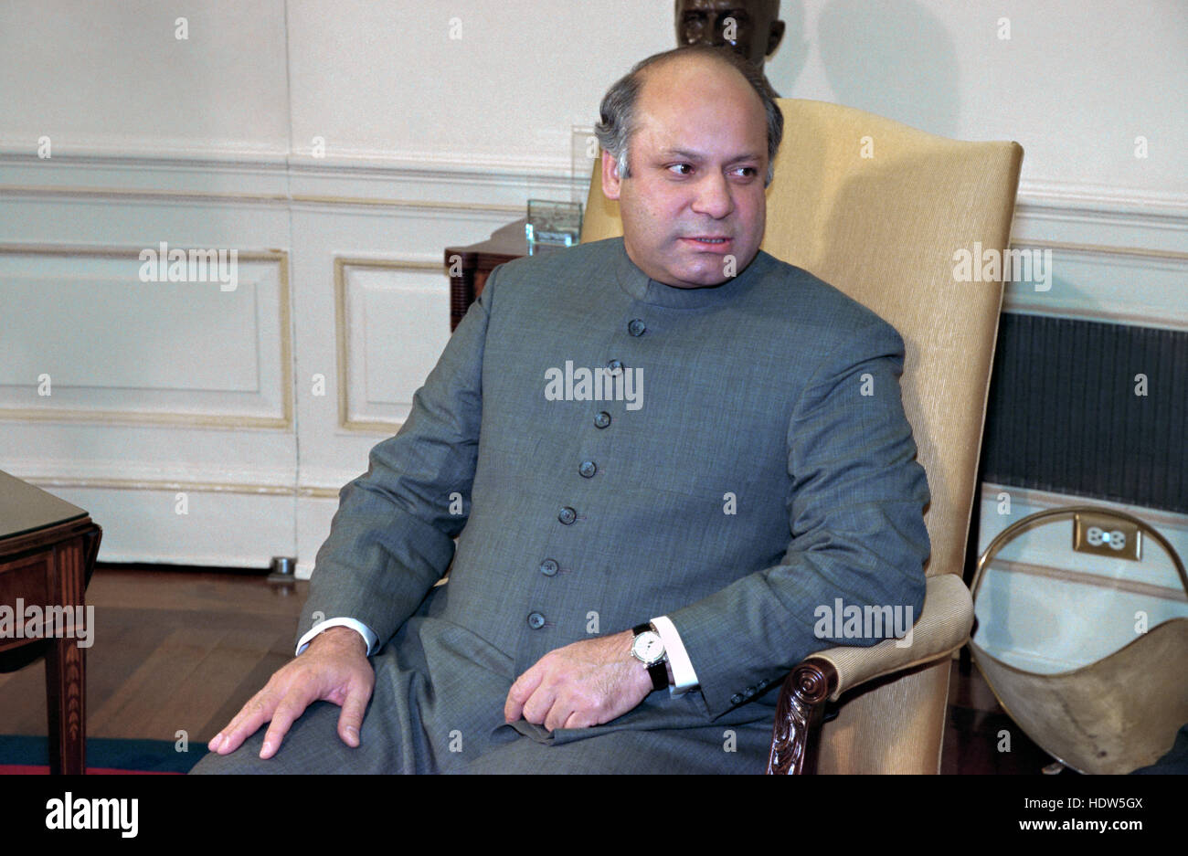 Pakistan Prime Minister Nawaz Sharif in the Oval Office of the White ...