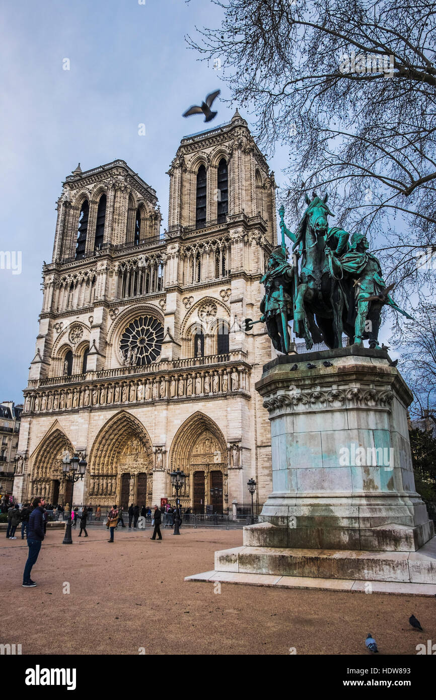 Charlemagne statue notre dame cathedral paris hi-res stock photography ...