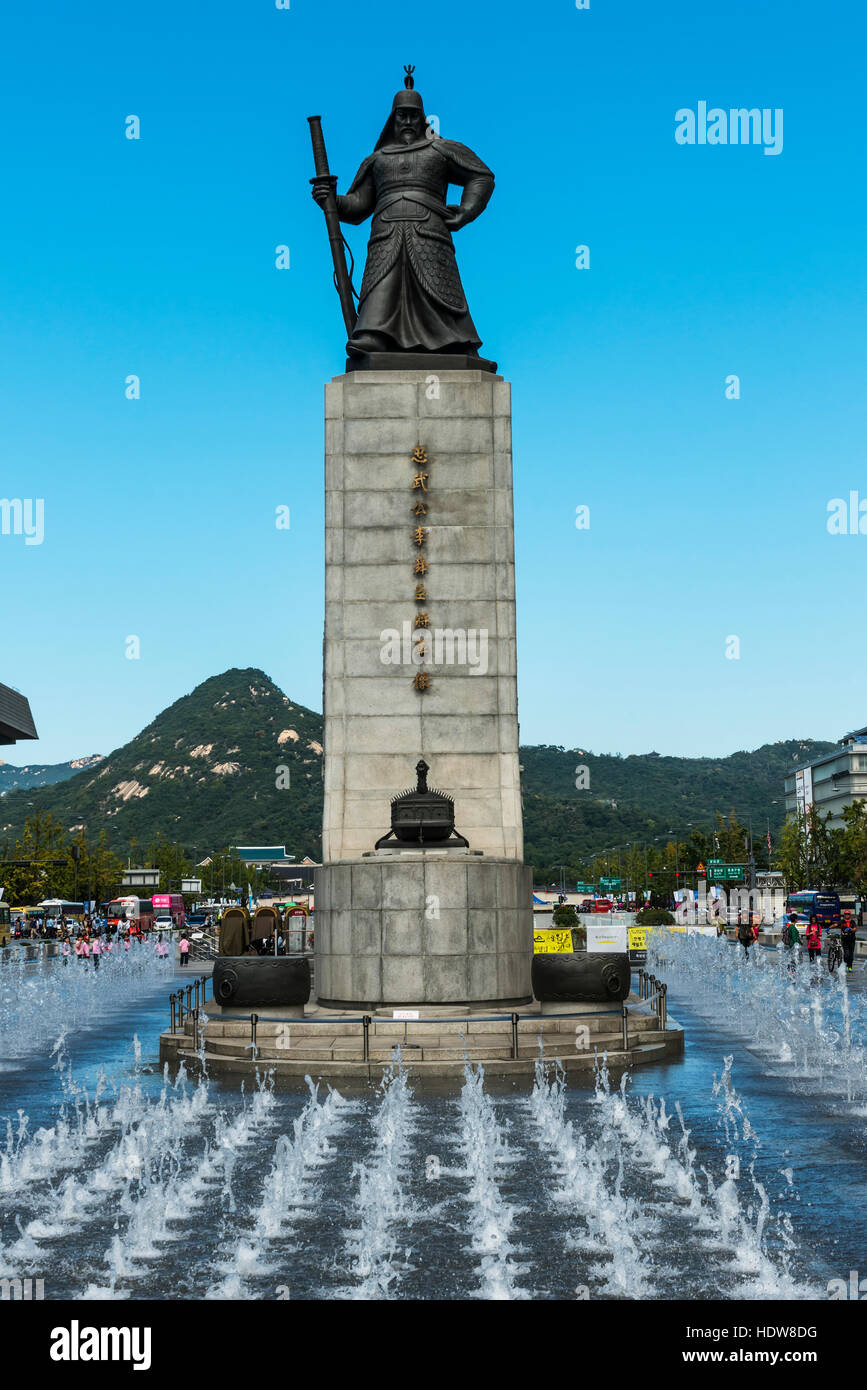 Statue of the Admiral Yi Sun-sin, Gwanghwamun Plaza; Seoul, South Korea ...