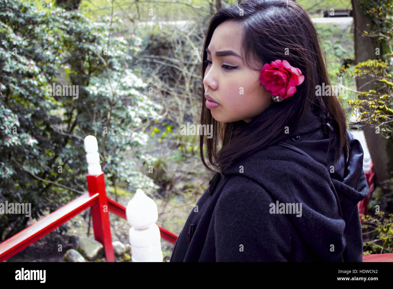 A young girl looking off into the distant confused Stock Photo - Alamy