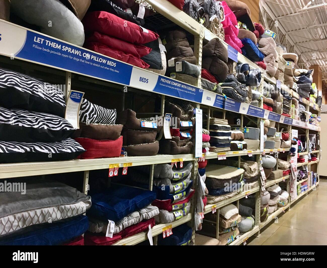 Petsmart store hi-res stock photography and images - Alamy