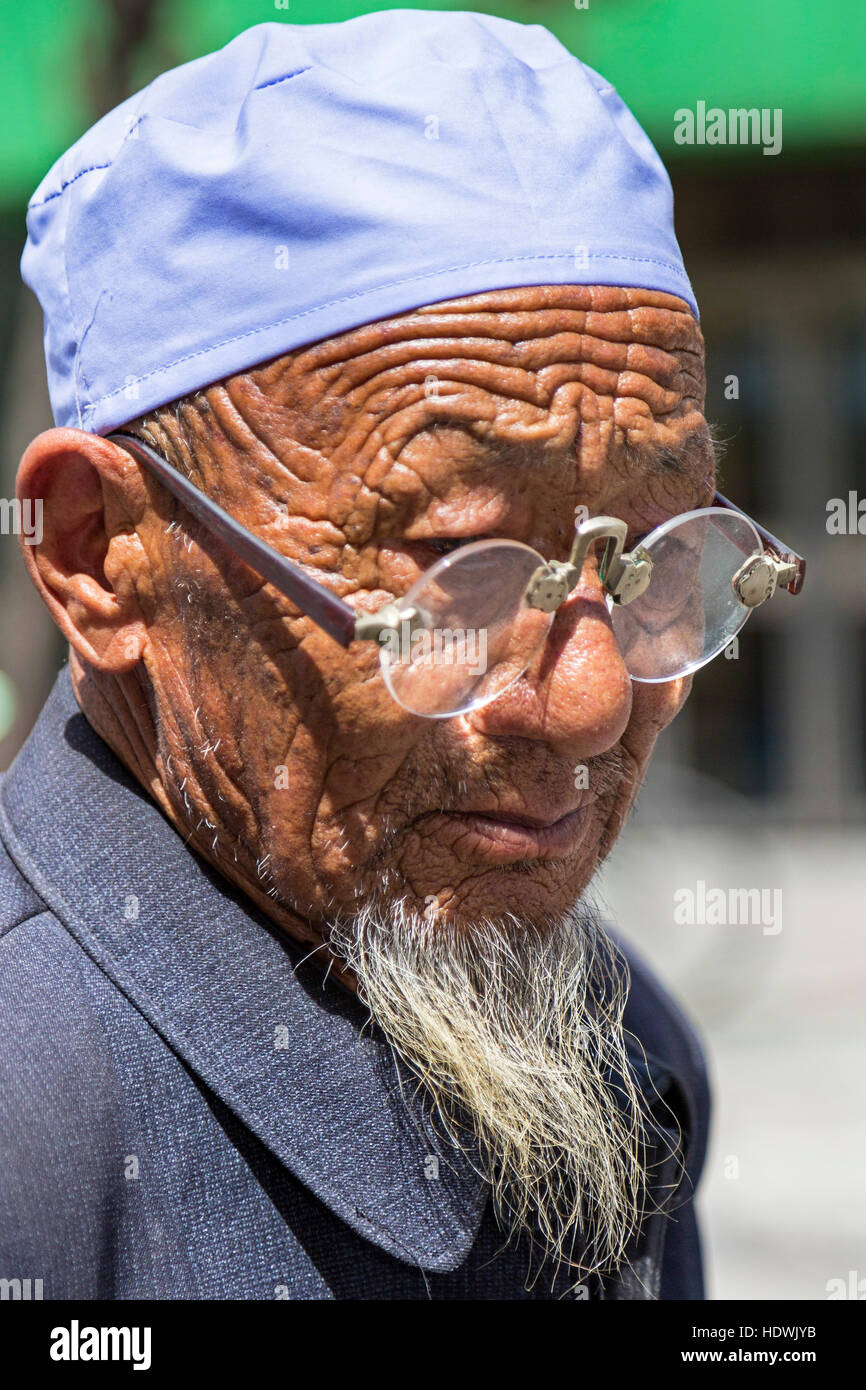 Old chinese man beard hi-res stock photography and images - Alamy