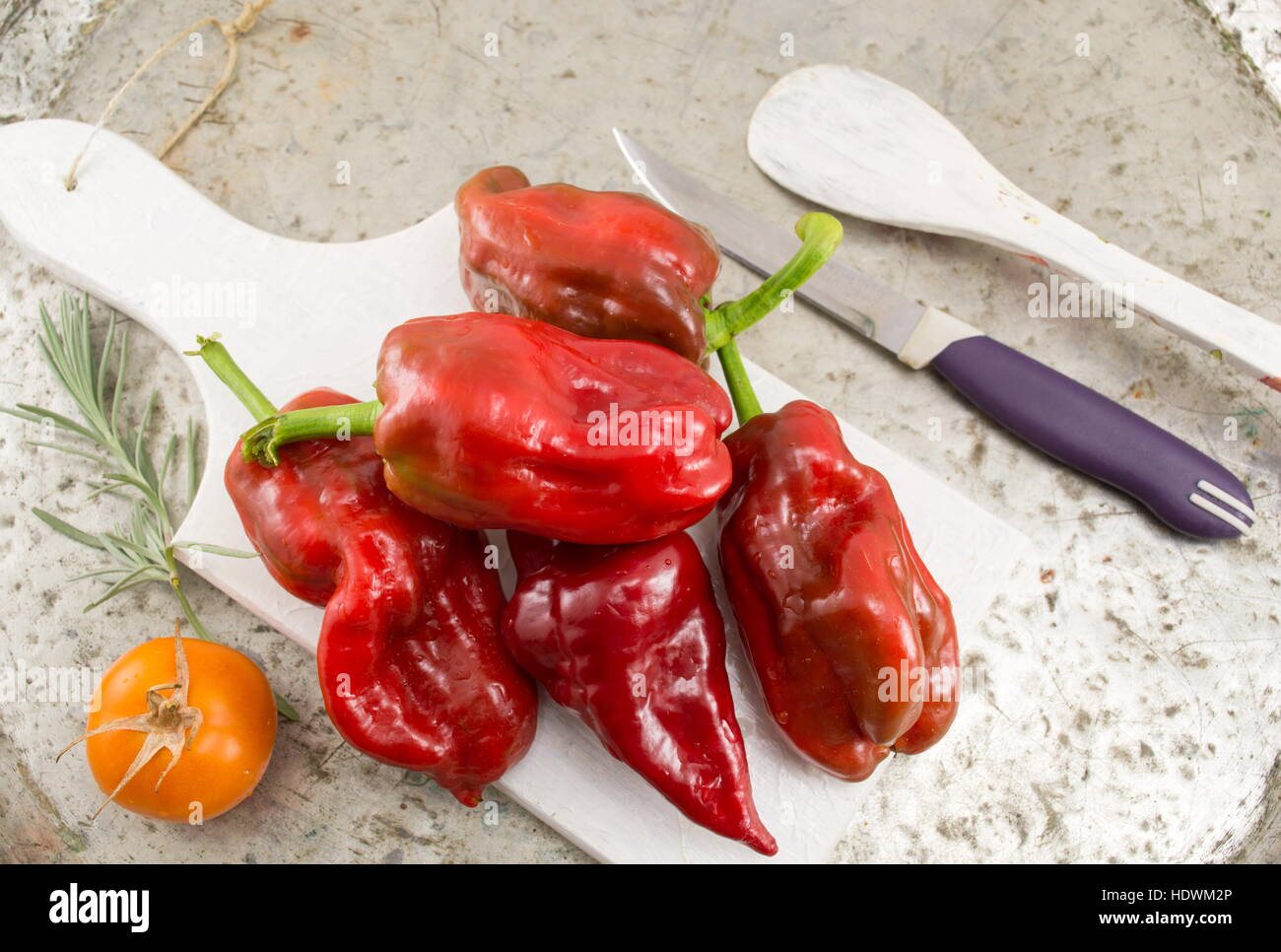 Red peppers on cutting board hi-res stock photography and images - Alamy