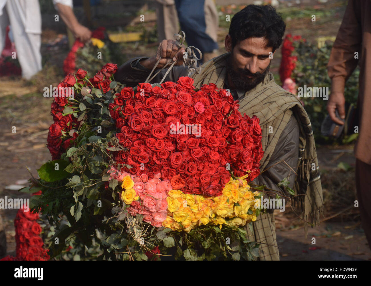 Lahore, Punjab, Pakistan. 14th Dec, 2016. Pakistani Flower wholesalers ...
