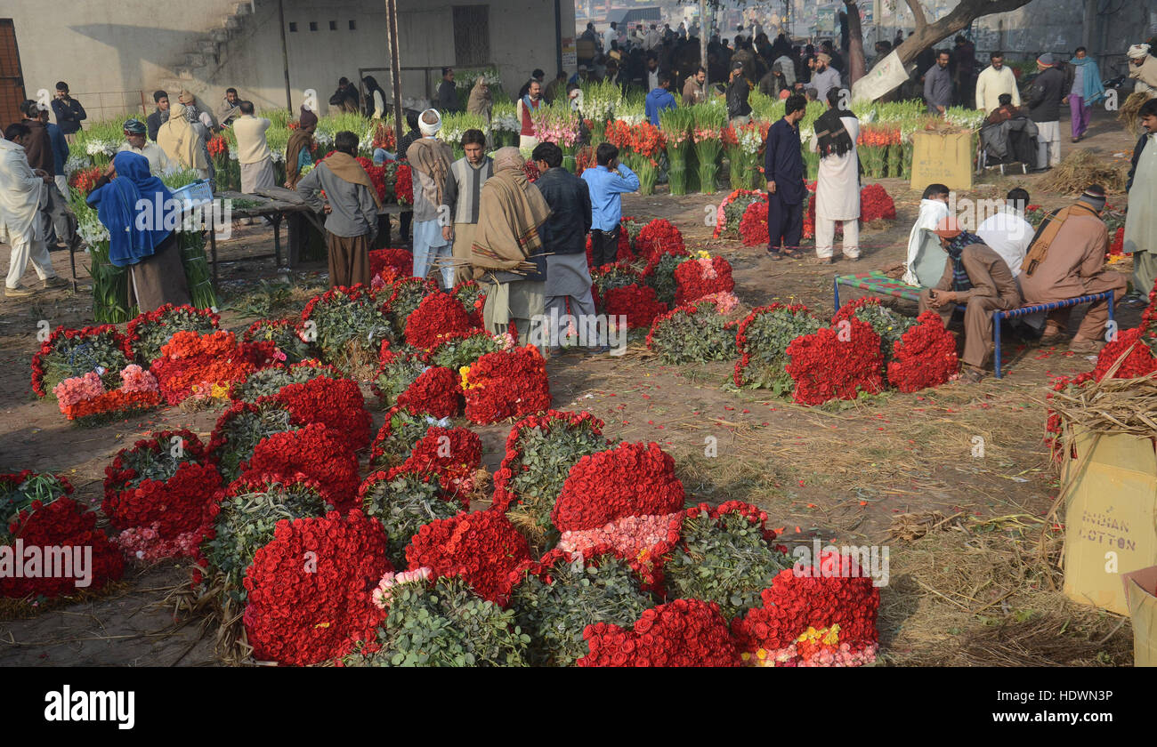 Lahore, Punjab, Pakistan. 14th Dec, 2016. Pakistani Flower wholesalers ...
