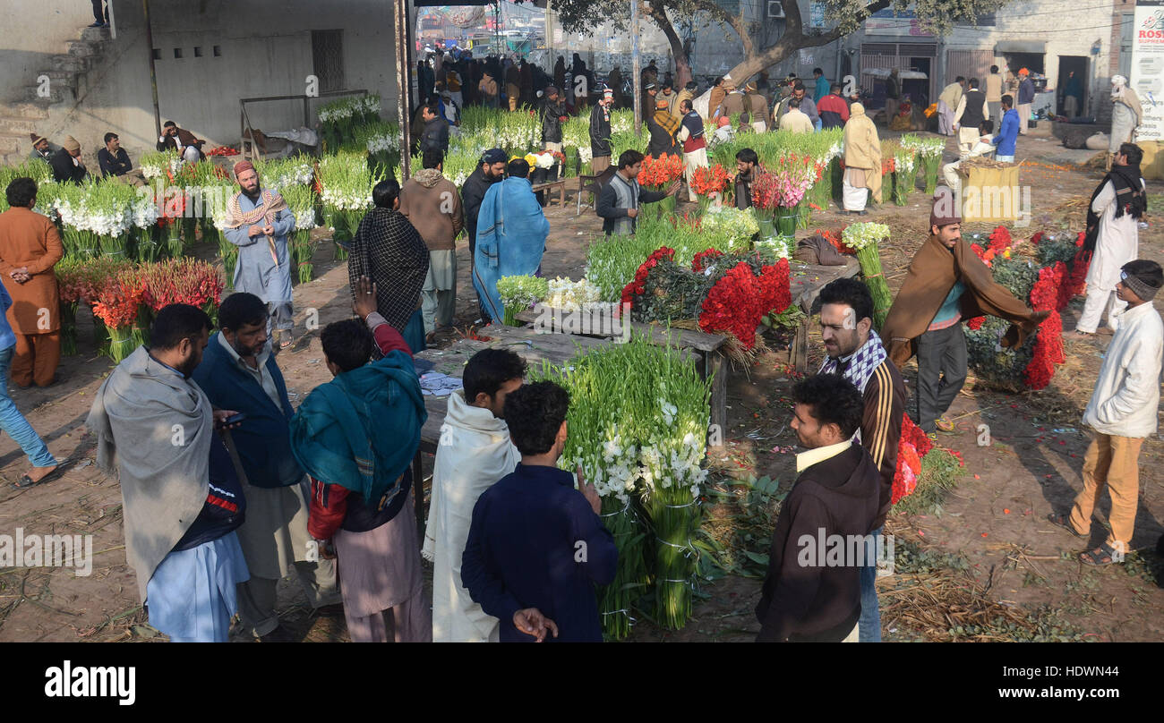 Lahore, Punjab, Pakistan. 14th Dec, 2016. Pakistani Flower wholesalers ...