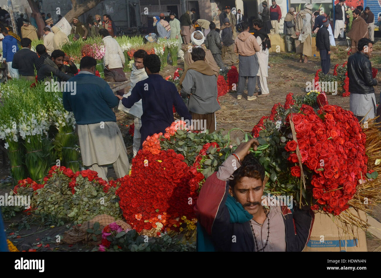 Lahore, Punjab, Pakistan. 14th Dec, 2016. Pakistani Flower wholesalers ...