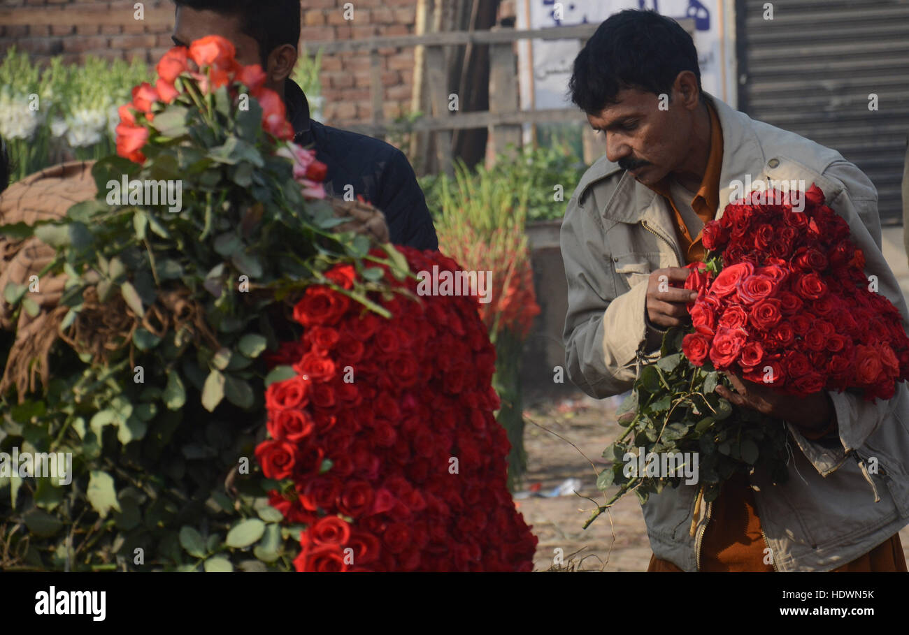Lahore, Punjab, Pakistan. 14th Dec, 2016. Pakistani Flower wholesalers ...