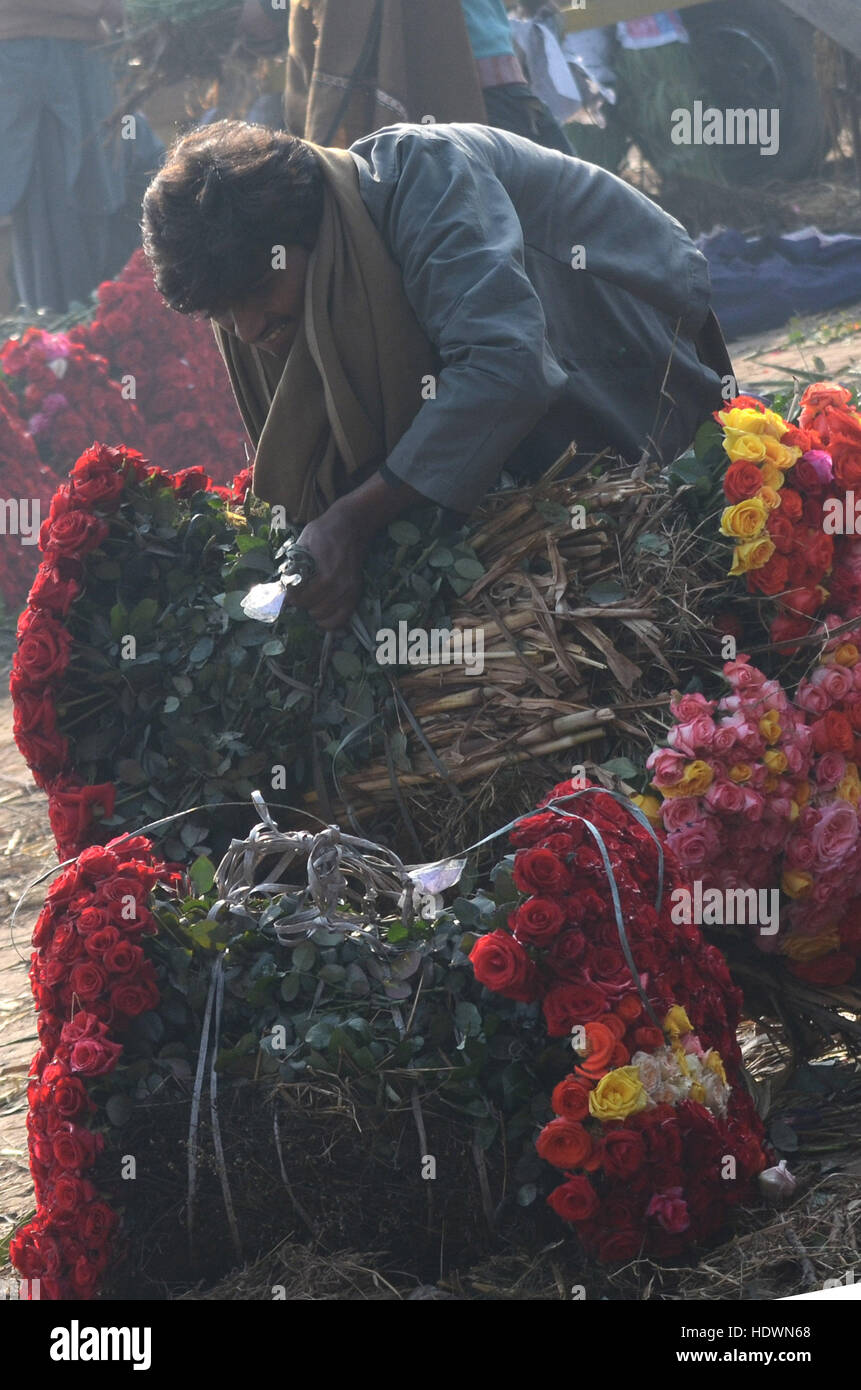 Lahore, Punjab, Pakistan. 14th Dec, 2016. Pakistani Flower wholesalers ...