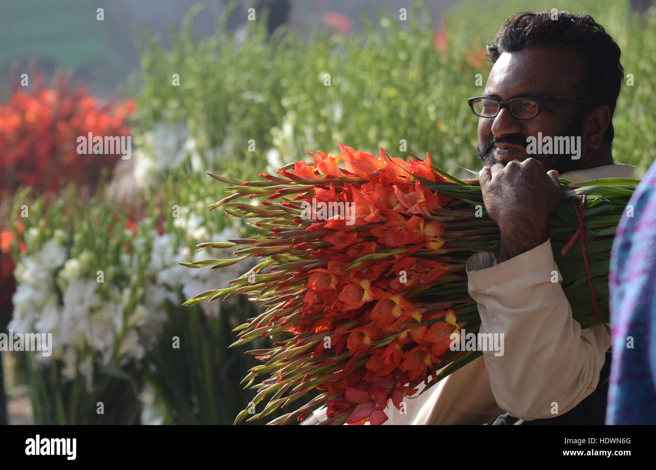 Lahore, Punjab, Pakistan. 14th Dec, 2016. Pakistani Flower wholesalers ...