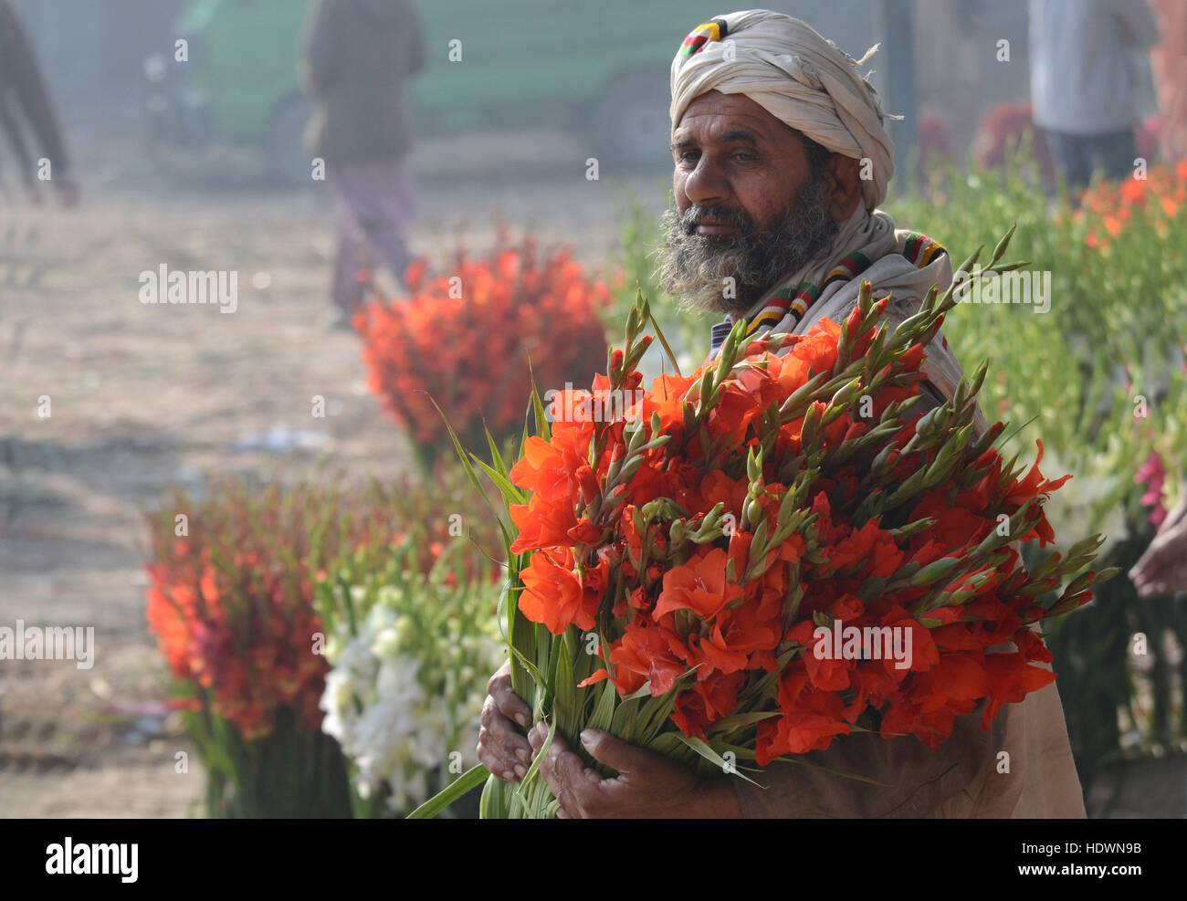 Lahore, Punjab, Pakistan. 14th Dec, 2016. Pakistani Flower wholesalers ...