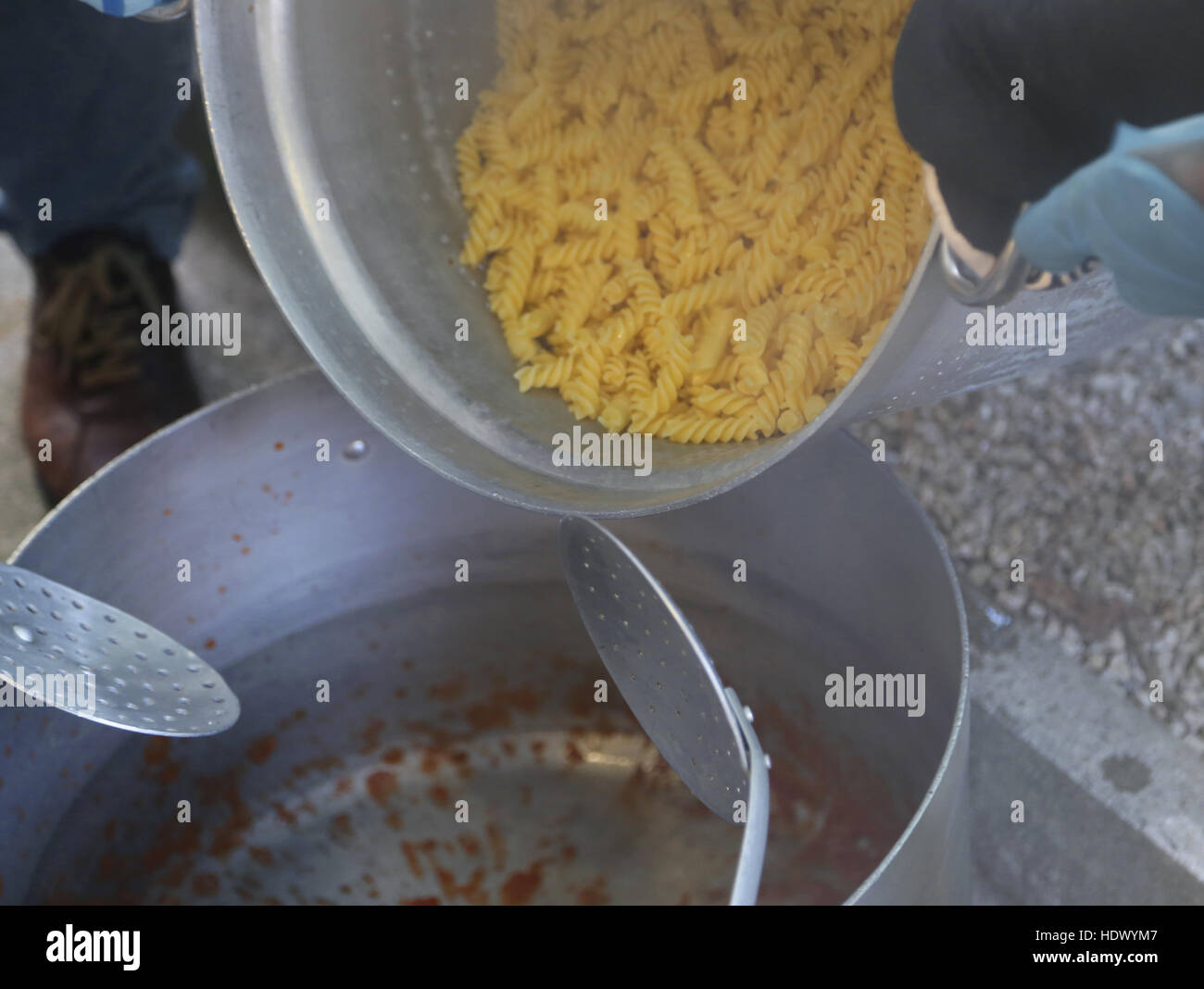 Food in big pot hi-res stock photography and images - Alamy