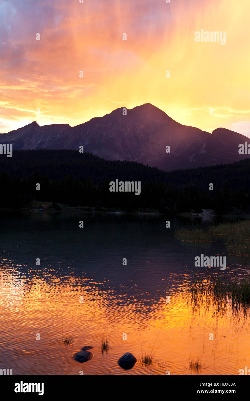 Pyramid lake canada night hi-res stock photography and images - Alamy