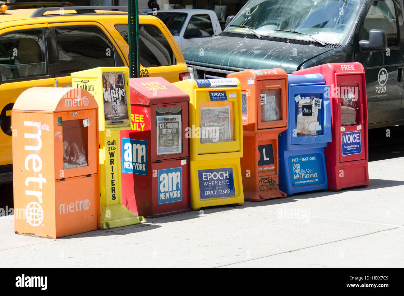 Newspaper dispensers hi-res stock photography and images - Alamy