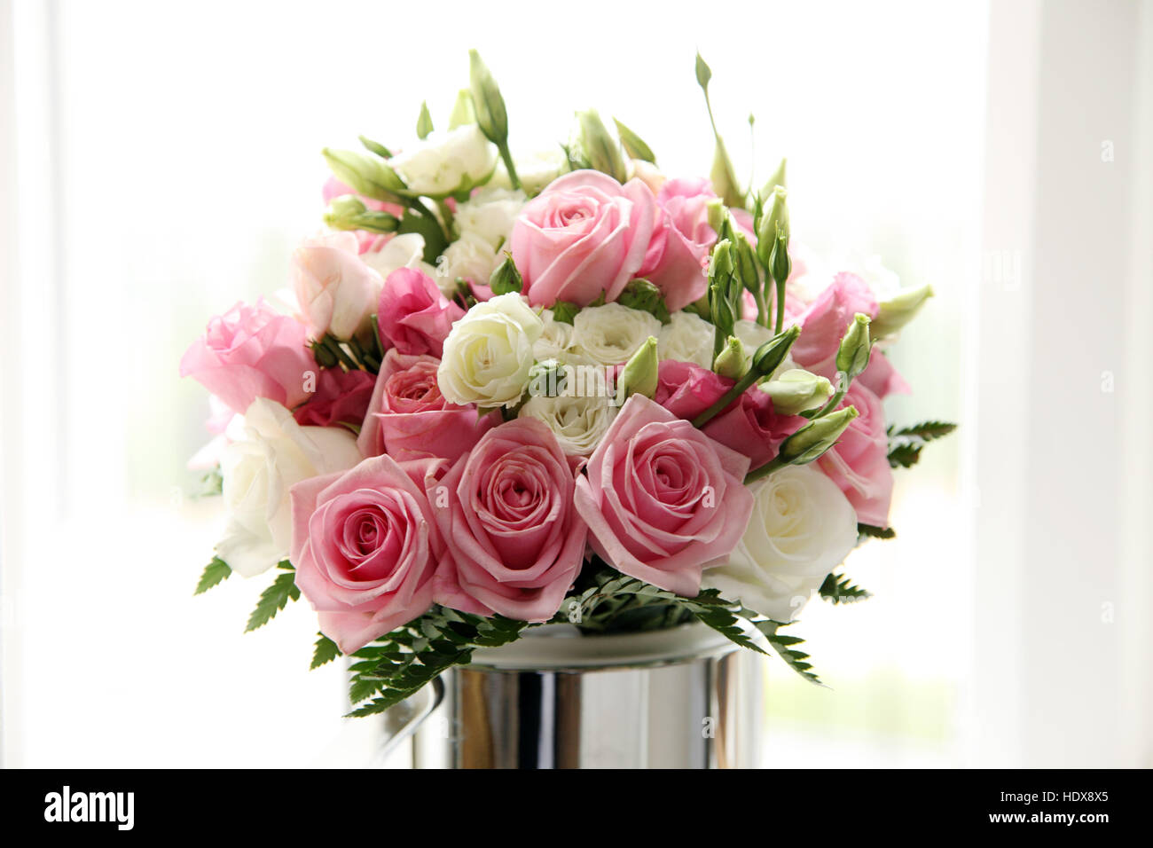 Wedding flowers bouquet cream roses hi-res stock photography and images ...