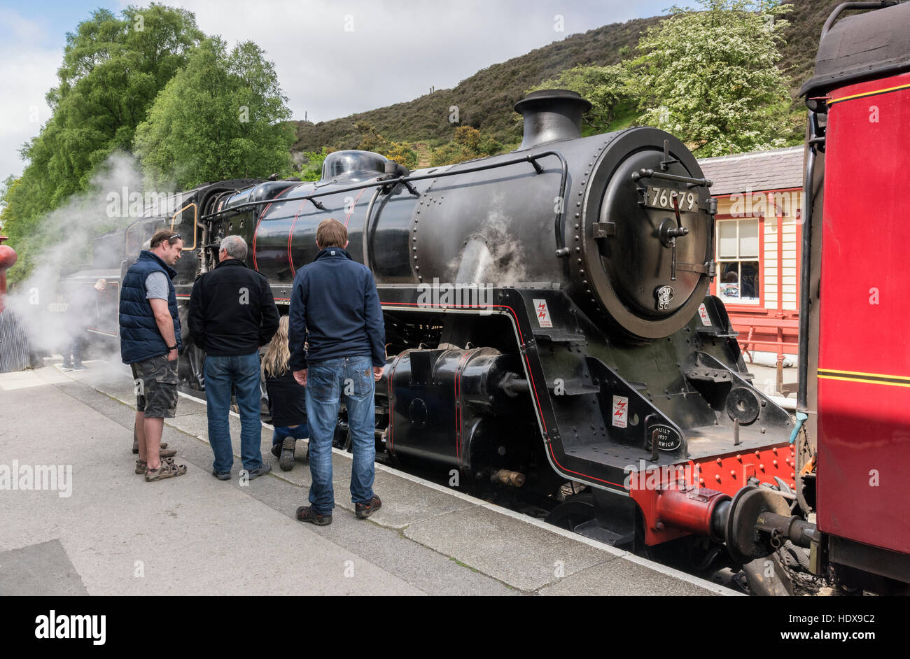 A steam train in Goathland station Stock Photo - Alamy
