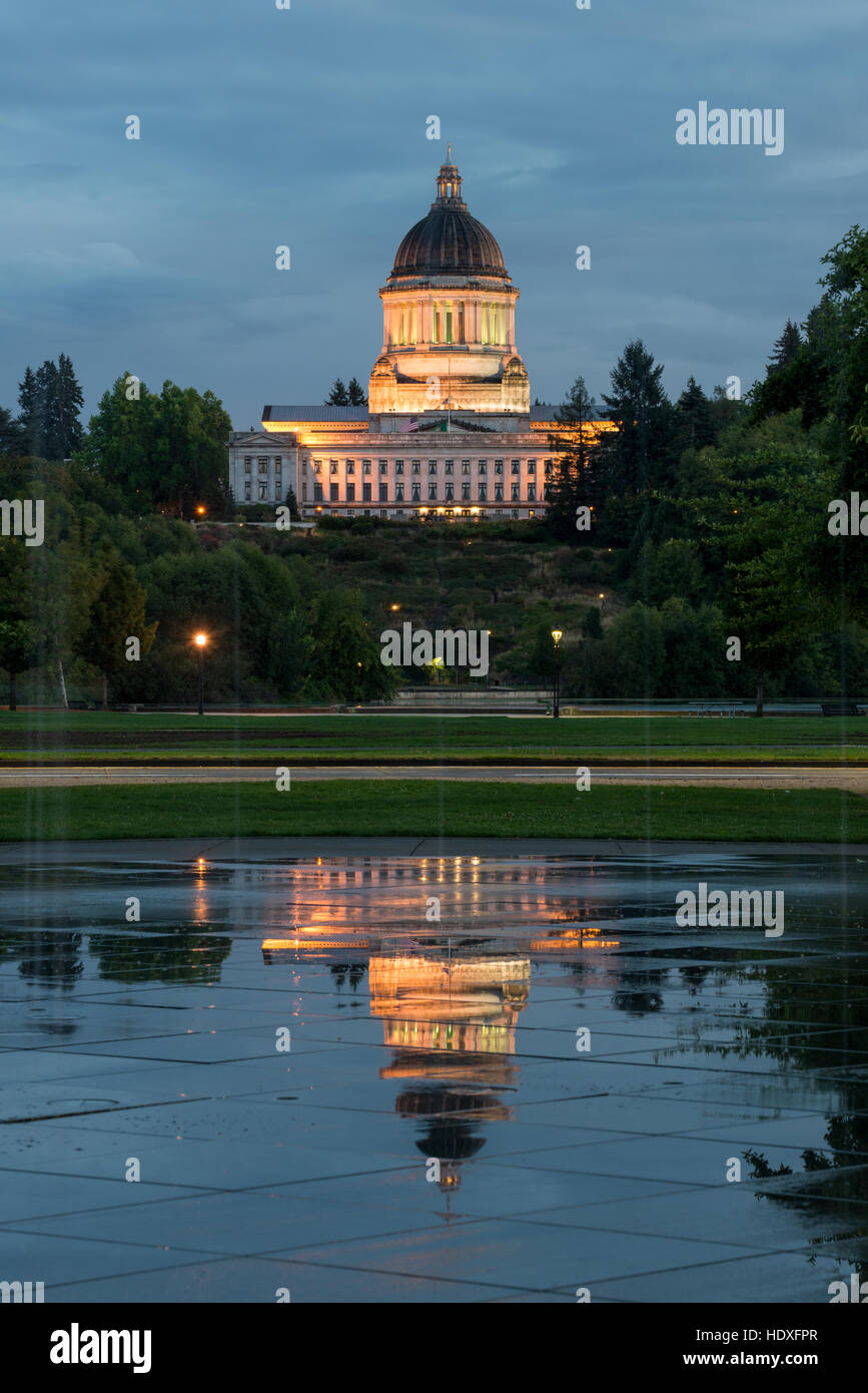 Washington State Capital building reflected in the Heritage Park ...