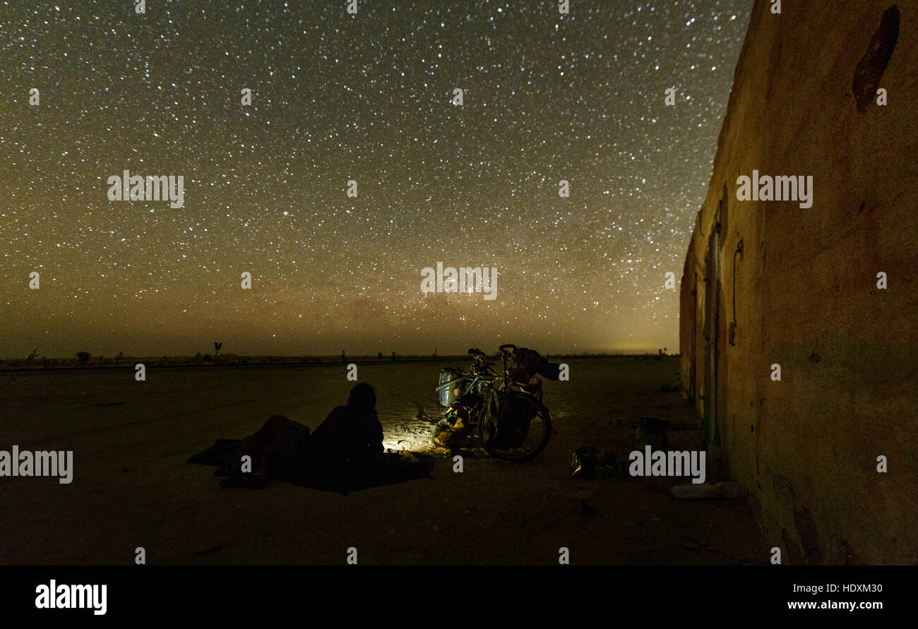 Cycling in the Adrar region of the Sahara desert, Mauritania Stock ...