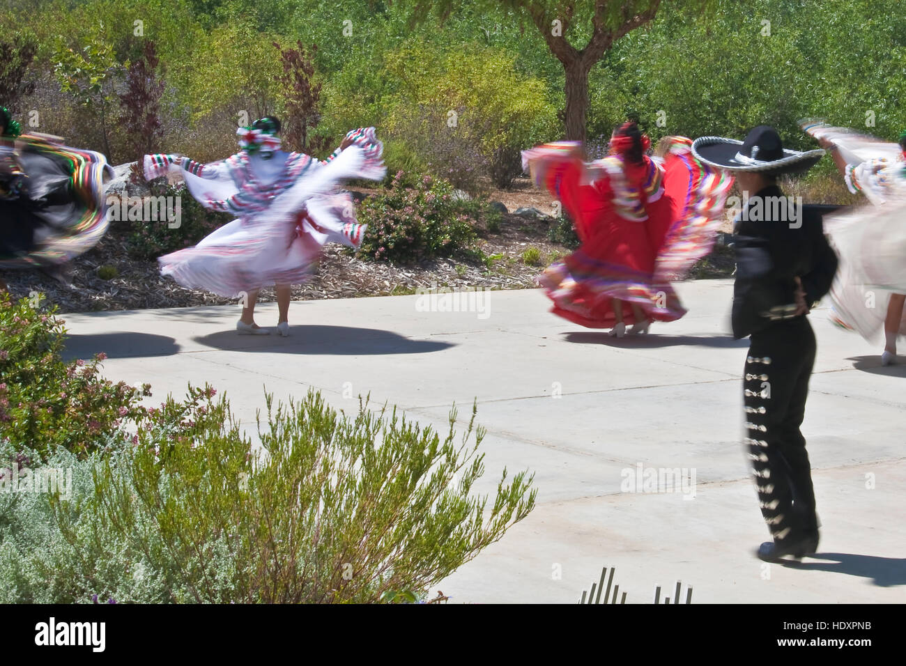 ballet folklorico mexican dancers performing outdoors Stock Photo - Alamy
