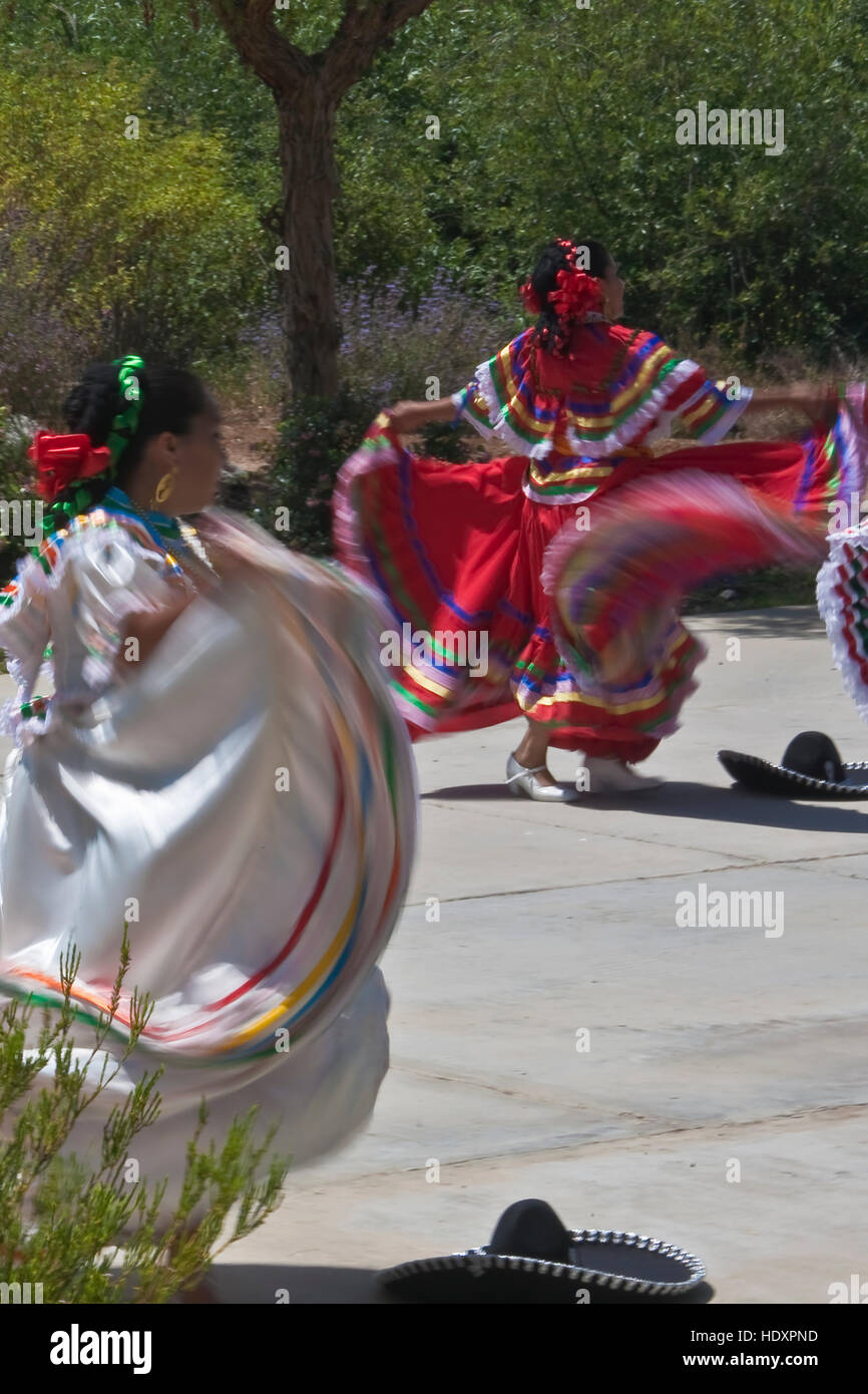 ballet folklorico mexican dancers performing outdoors Stock Photo - Alamy