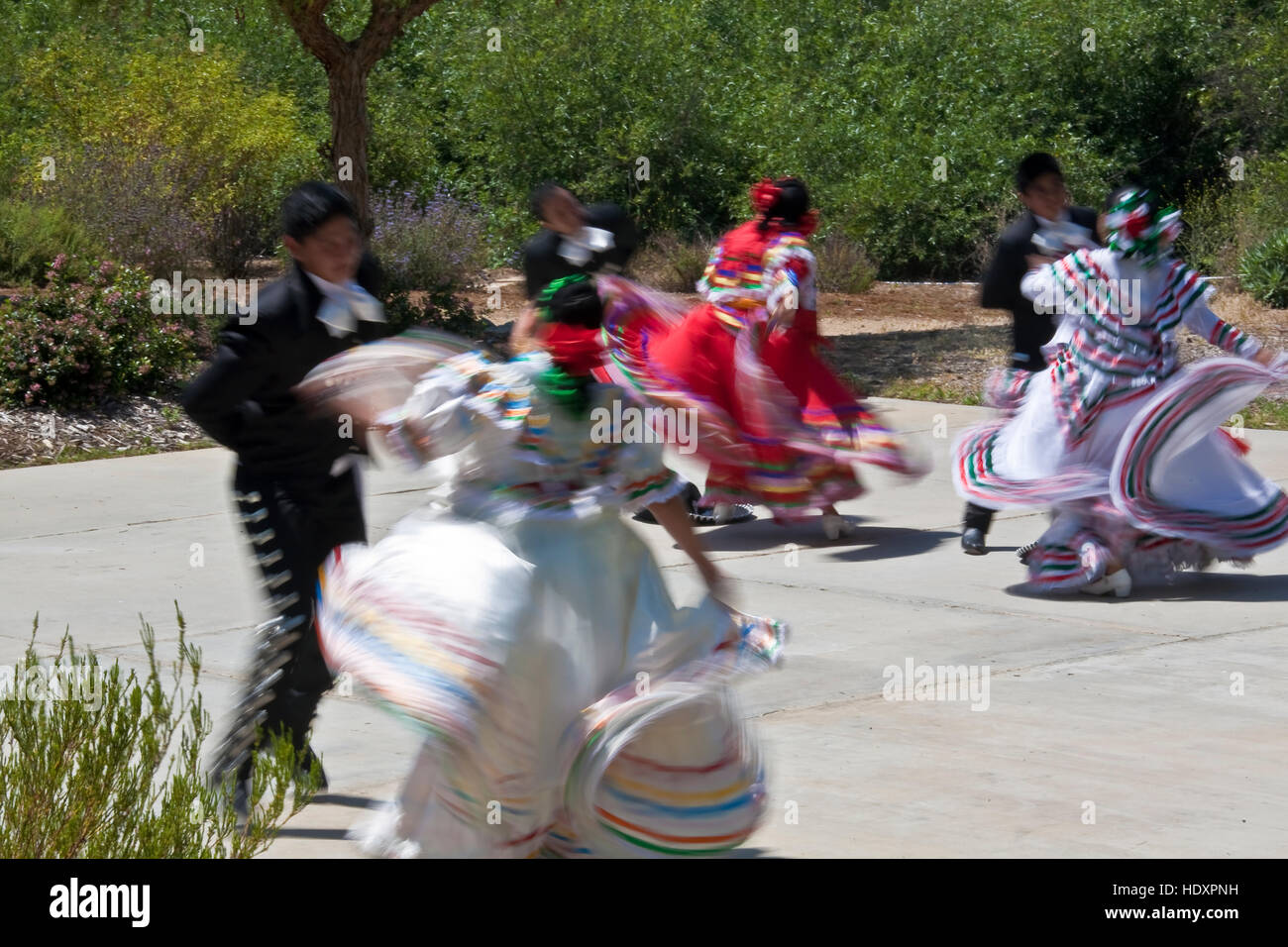 ballet folklorico mexican dancers performing outdoors Stock Photo - Alamy