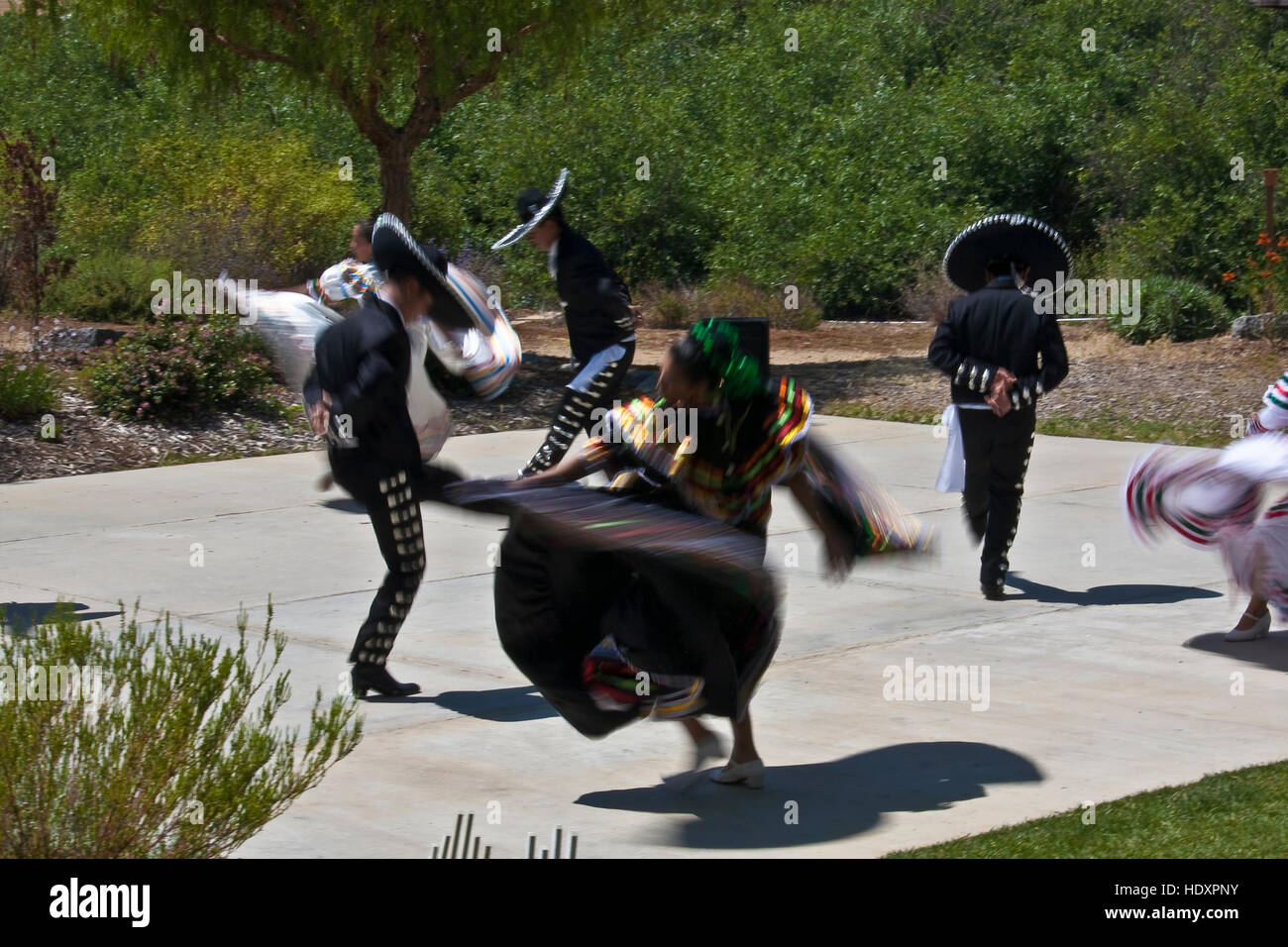 ballet folklorico mexican dancers performing outdoors Stock Photo - Alamy