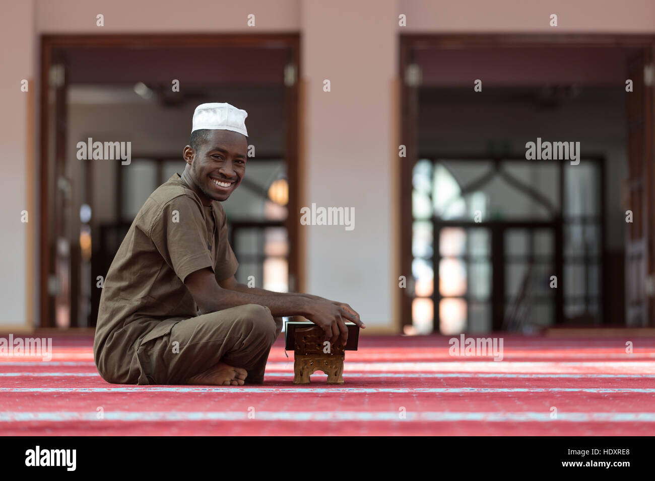 Adult man teaching africa hi-res stock photography and images - Alamy