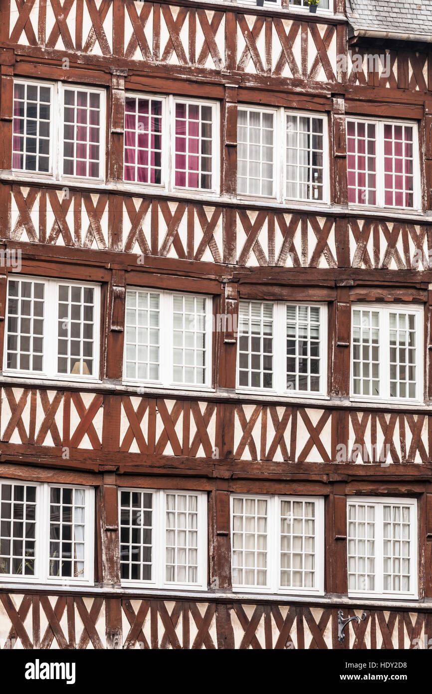 17th century timber framed tudor hi-res stock photography and images ...