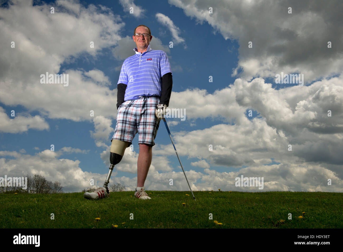 Disabled professional golfer Andy Gardiner at Banbury Golf Course ...
