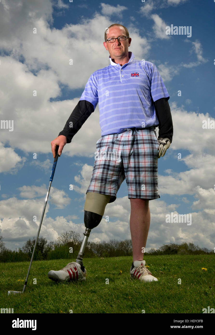 Disabled professional golfer Andy Gardiner at Banbury Golf Course ...