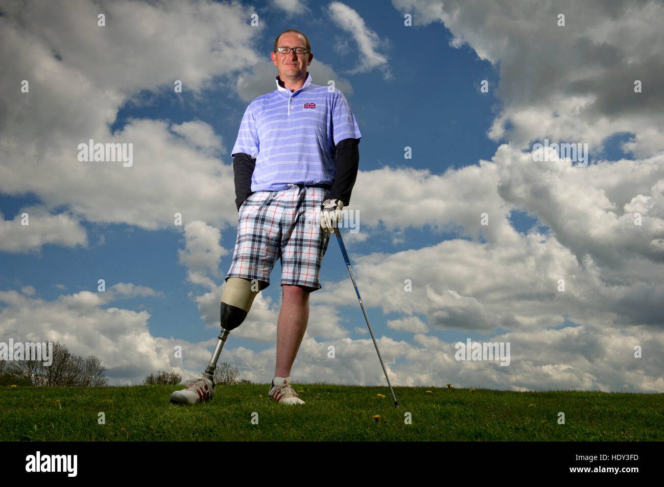 Disabled professional golfer Andy Gardiner at Banbury Golf Course ...