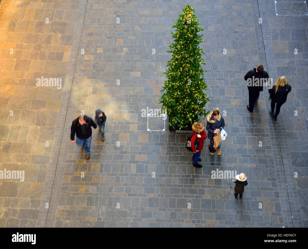 Christmas tree and shoppers from above Stock Photo - Alamy
