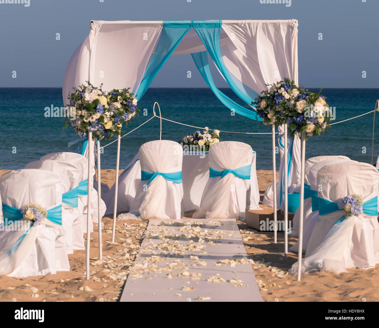 Setting up a wedding on the beach in front of the sea Stock Photo - Alamy